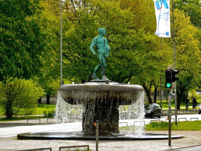 Brunnen-Denkmal am Leibnizufer - Hannover.de