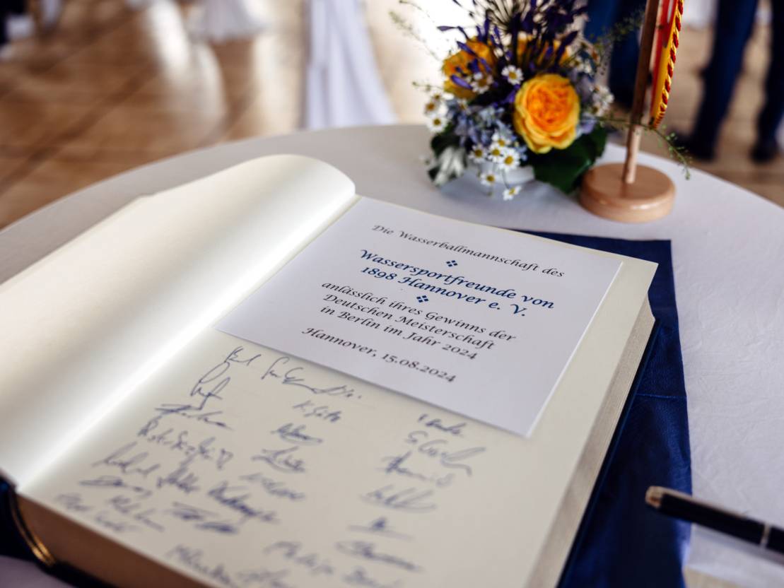 Waspo 98 Hannover verewigt sich im Goldenen Buch der Region | 2024 | Archiv Pressemitteilungen ...