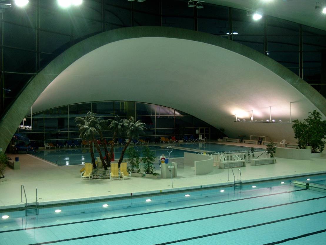 Stadionbad Schwimmbecken am Abend