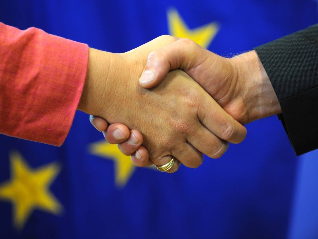 Symbolischer Handschlag | Allgemeine Fotos | Europa_Bilder | Bilder ...