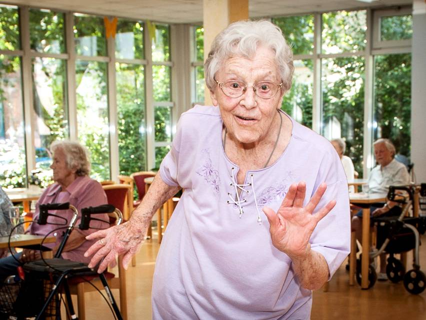 Seniorin Rollator - Sprung | 0_Senioren | Menschen | Bilder Region ...