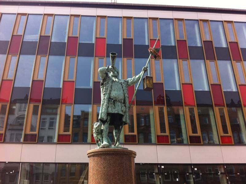 Bürgeramt Linden Statue