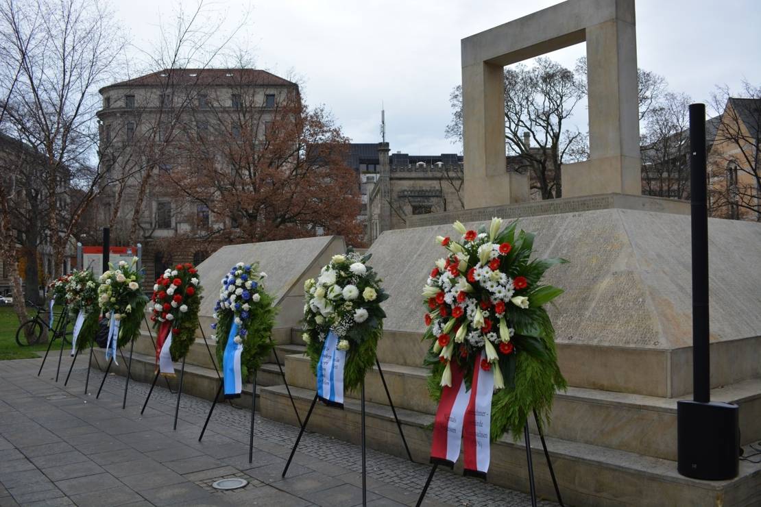Gedenken am Holocaust-Mahnmal | Meldungen aus 2020 | Aktuelles & Veranstaltungen | ZeitZentrum ...