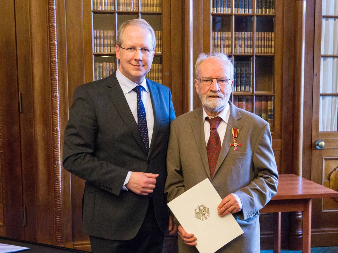 Verdienstkreuzverleihung an Dr. Buhmann | Januar | 2017 | Meldungen ...