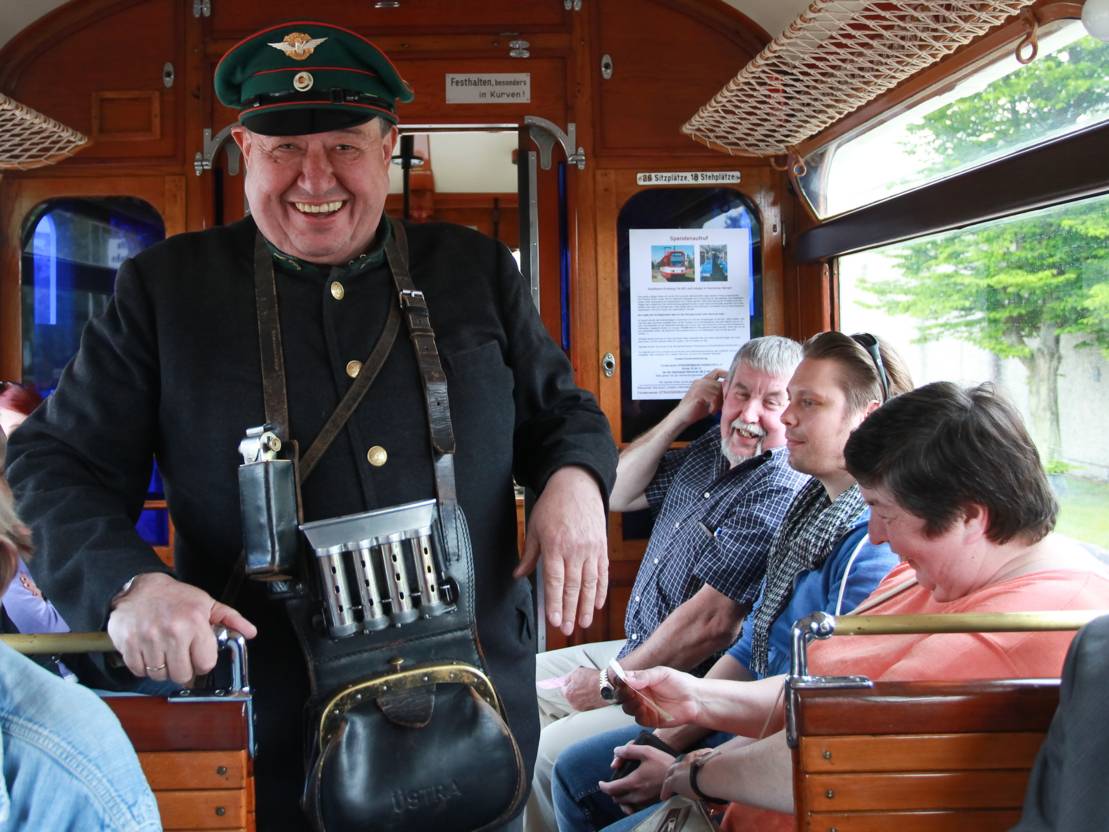 Schaffner in der roten Elf | Straßenbahn-Oldtimer | Mobilität | Portale ...