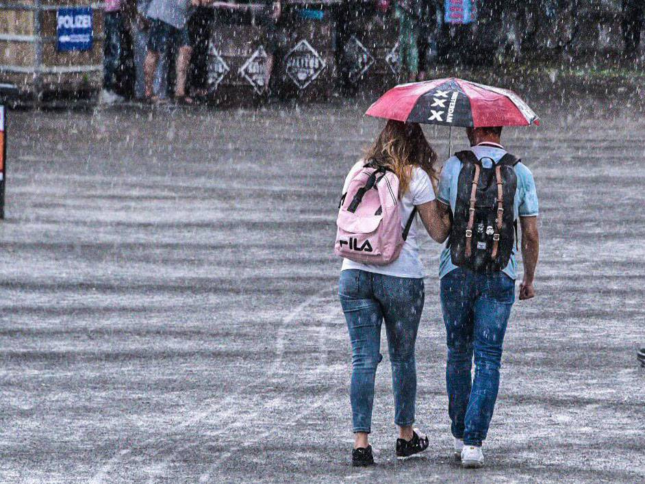 Stark­regen: Sicher­heits­maß­nah­men zu Hause und im Freien