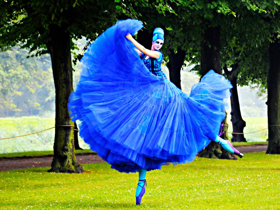 Stelzenballerina in blau