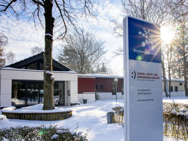 Gailhof im Schnee mit Logo
