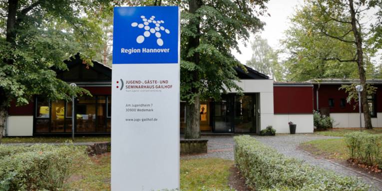 JuGS Gailhof - Eingang mit Logo (Panorama)