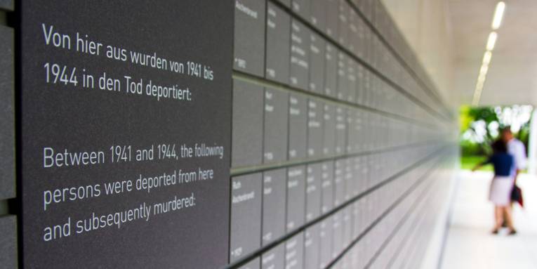 Gedenktafeln (Panorama) | Gebäude, Gelände, Ausstellung | Gedenkstätte ...