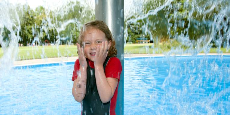 Mädchen duscht im Freibad (Panorama)