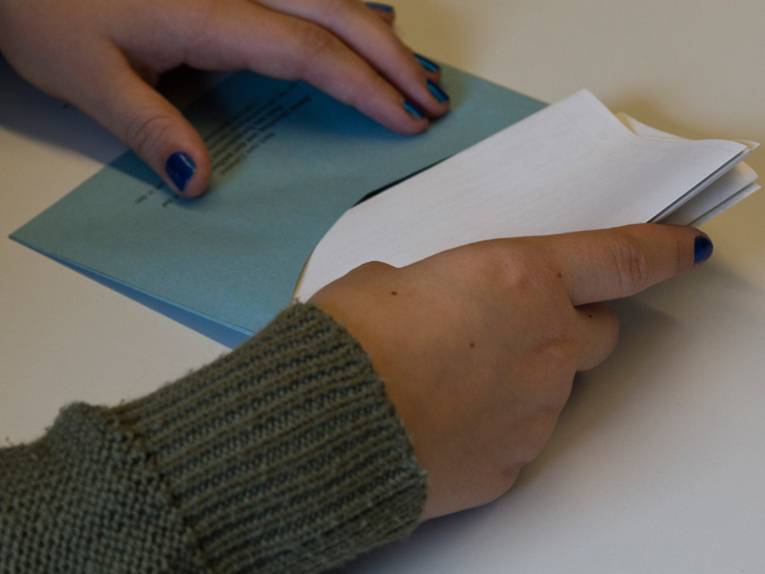 Blauer Stimmzettelumschlag | Wahlen & Statistik | Bilder Region ...