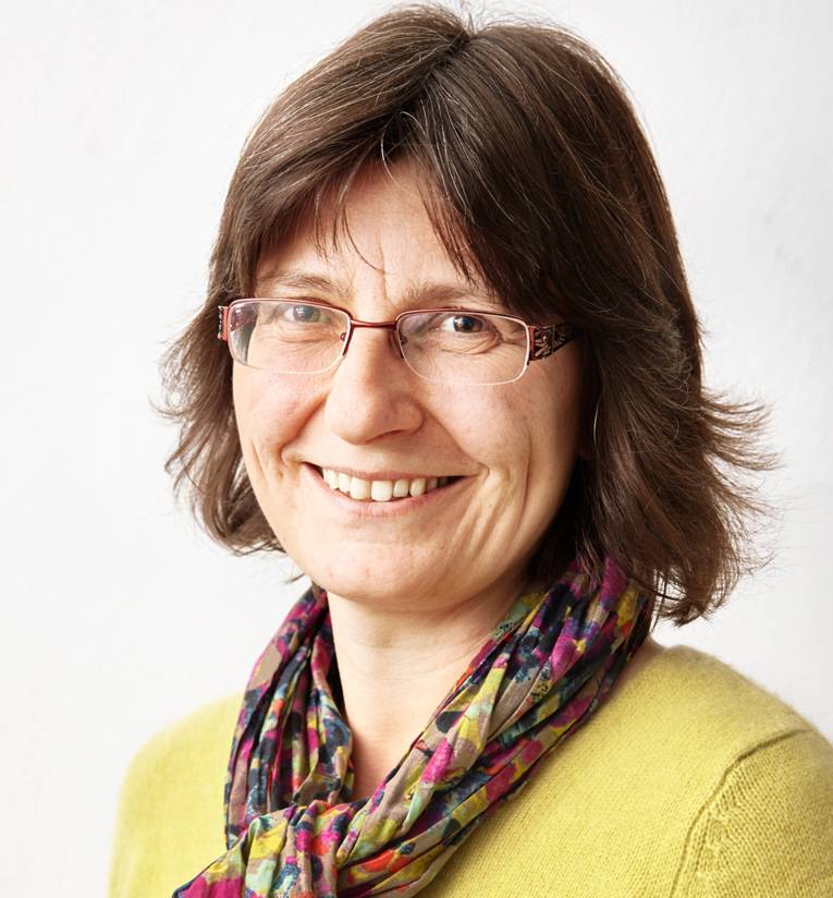 Dr. Sally Schöne