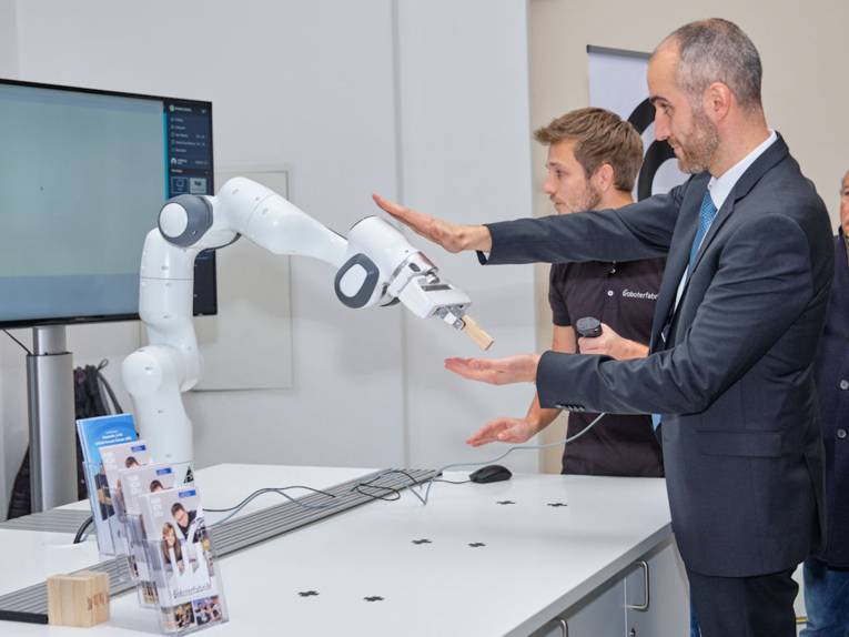 Roboterfabrik "robotics_4_u" im Neuen Rathaus | Galerie | 01 DATA (Neu ...